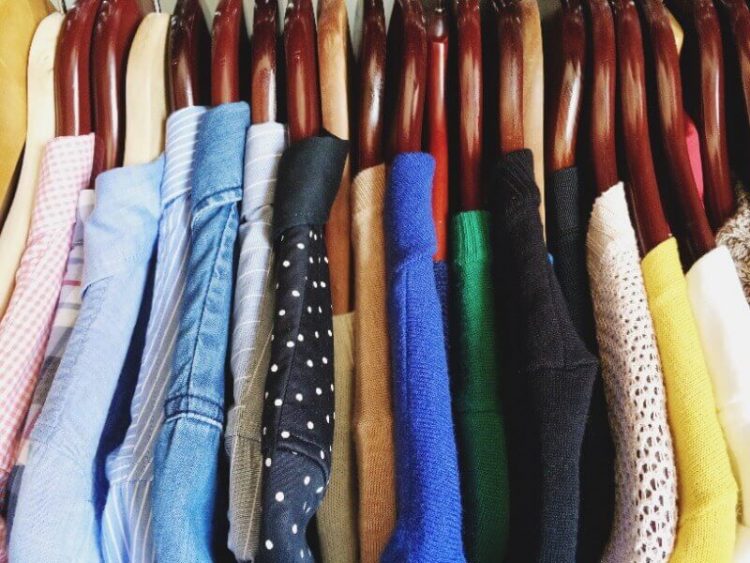 ¿CÓMO QUITAR EL OLOR A HUMEDAD DEL ARMARIO Y LA ROPA?OK Humedades